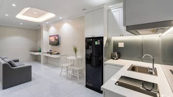 Suite (Basement) | Kitchenette privada | Um frigorífico, uma chaleira elétrica