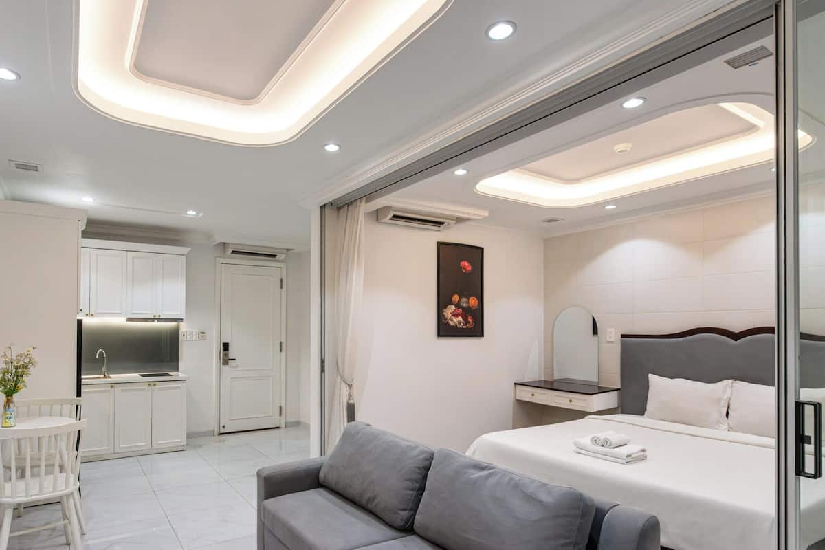 Suíte (Basement) | Roupas de cama premium, escrivaninha, cortinas blackout