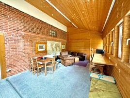 Apartamento Familiar (Additional room for occupancy 6 PAX) | Sala de estar | TV de ecrã plano 