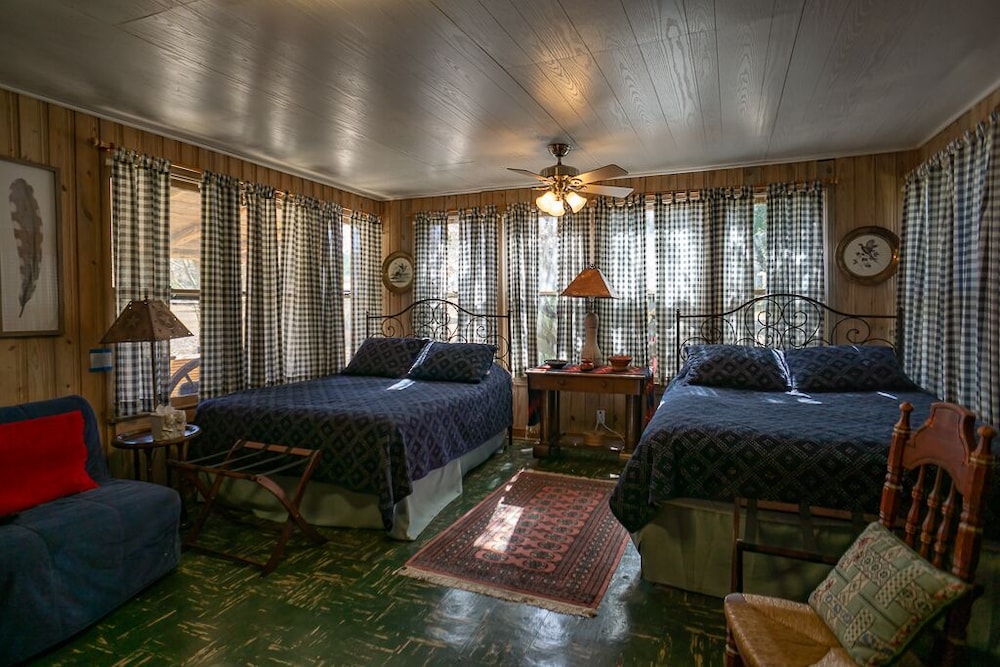 Casita Montalbano - Sleeps 8 To 10 - Private River Access - Pet Friendly Cabin - Hunt, TX