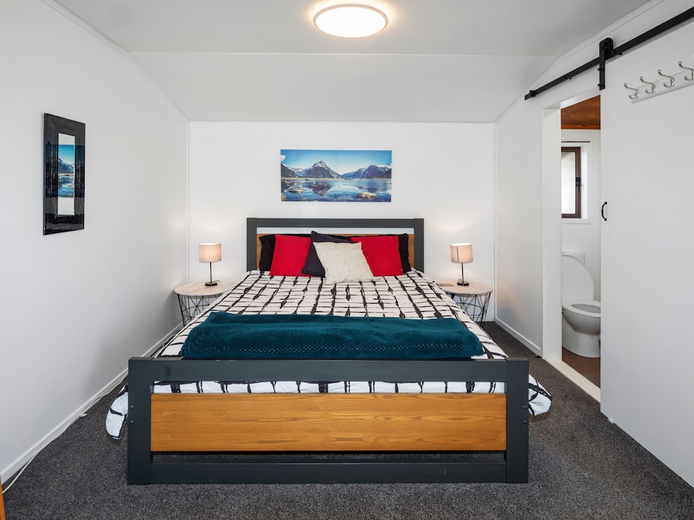 Sunny Beach Bach With Peaceful Backyard - Papamoa