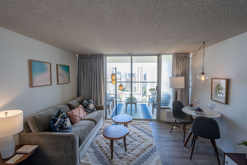 High Floor, Newly Furnished Condo At Island Colony In Waikiki! - Hawái