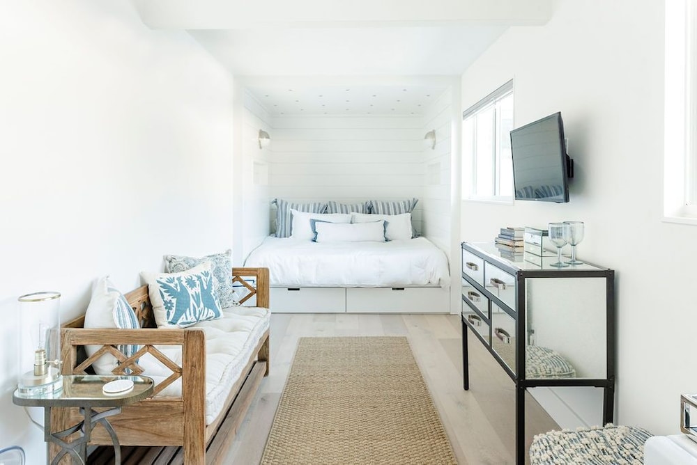 The Bell House Wimberley Boutique Luxury Suite - Wimberley, TX