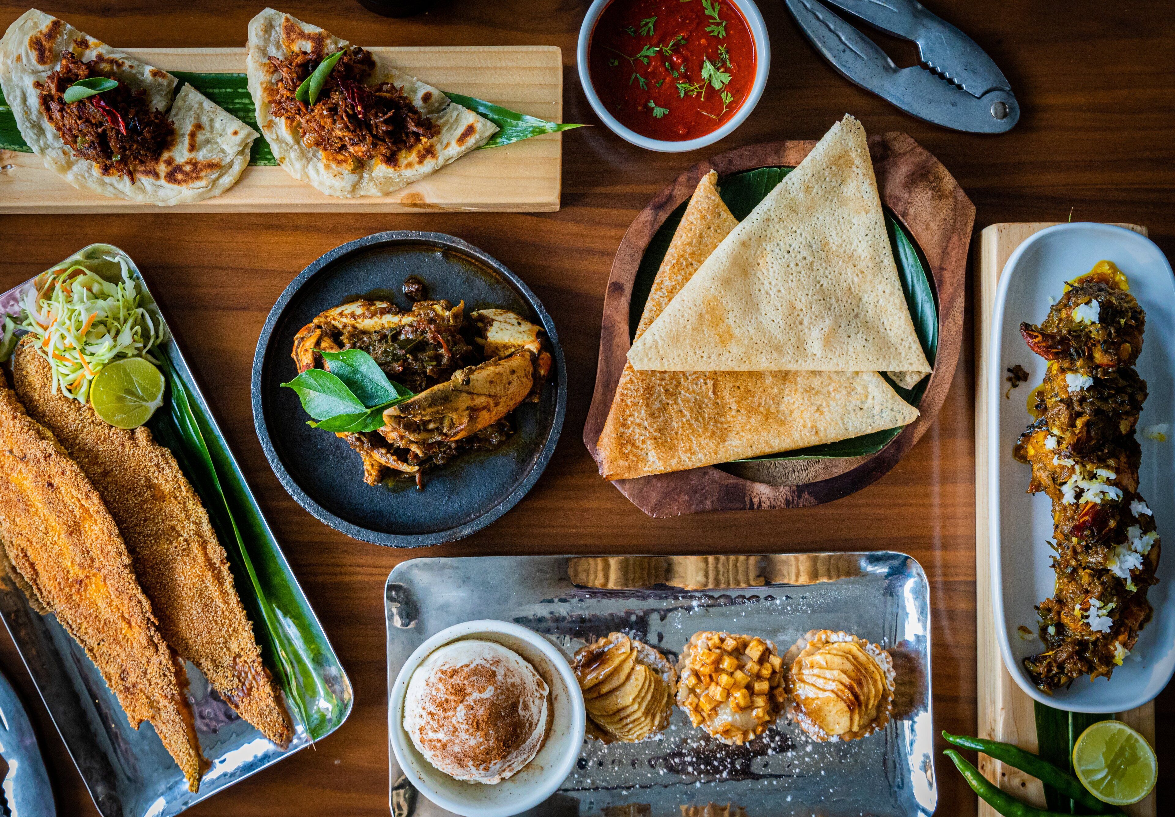 Diversos pratos, incluindo tacos, uma tigela de sopa e um prato de peixe frito.