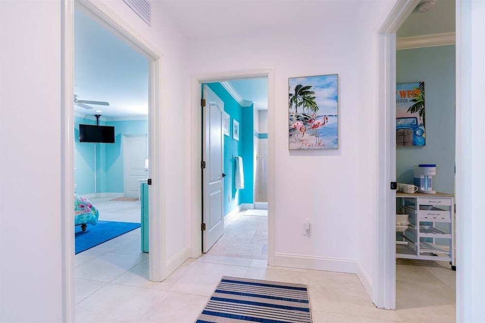 Paradise Found ~ Waterfront Pool Home, 50' Dock, Kayaks & Bikes - Marathon, FL
