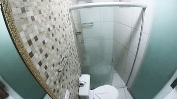 Quarto triplo standard | Banheiro | Chuveiro/banheira combinados, toalhas de banho