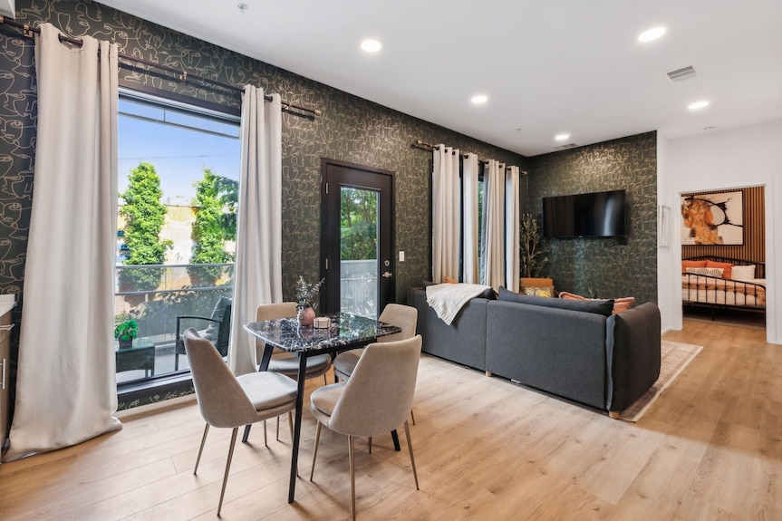 Downtown Nashville/ Gulch Luxury Condo- Sleeps 6 - Nashville