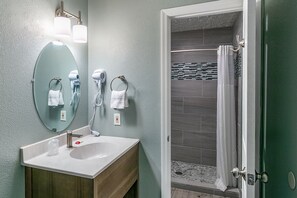 Quarto solteiro standard, 1 cama Queen | Banheiro | Banheira, secador de cabelo, toalhas de banho 