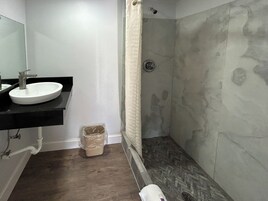 Um secador de cabelo, toalhas fornecidas 