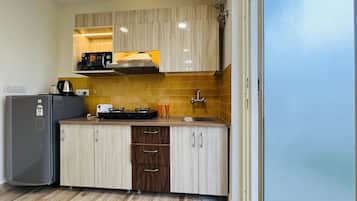 Apartamento premier, 1 quarto | Cozinha privada | Frigobar, micro-ondas (mediante solicitação), produtos de limpeza