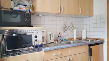Apartamento | Kitchenette privada | Um frigorífico, um micro-ondas, uma placa de cozinha
