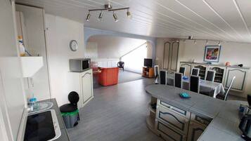 Apartamento | Cozinha privada | Um frigorífico, um micro-ondas, um forno, uma placa de cozinha