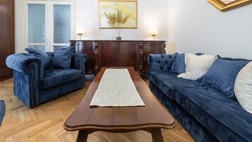 Villa (Five-Bedroom Villa with Swimming Pool) | Sala | Televisor de ecrã plano de 25 polegadas com canais por cabo, televisor