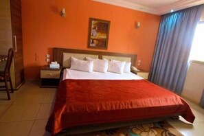 Quarto Clássico | Com decoração personalizada, com mobília individualizada, secretária 