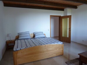 Condo | 2 quartos, Wi-Fi de cortesia, roupa de cama