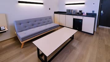 Quarto Superior, 1 cama king-size e sofá-cama | Cozinha privada | Um micro-ondas no espaço comum