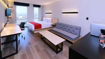 Quarto Superior, 1 cama king-size e sofá-cama | Secretária, secretária adequada para computadores portáteis