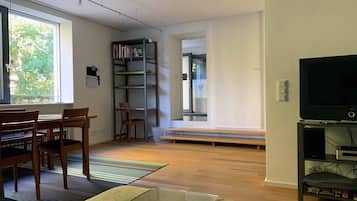 Apartamento | Sala | Televisor de ecrã plano de 30 polegadas com canais via satélite