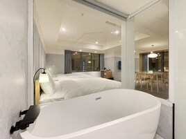 Quarto Quádruplo Deluxe | Banheira de imersão total