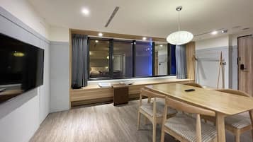 Quarto Quádruplo Deluxe | Edredões de penas, minibar, ferro/tábua de engomar, Wi-fi grátis