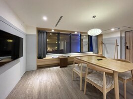 Quarto Quádruplo Deluxe | Edredões de penas, minibar, ferro/tábua de engomar, Wi-fi grátis 