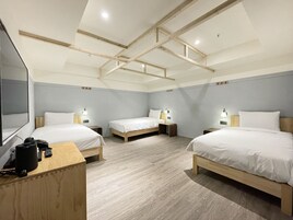 Quarto triplo econômico | Edredons de pluma, frigobar, ferros/tábuas de passar roupa
