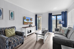 Condo conforto, 2 quartos, sacada, vista para o oceano | Sala de estar | TV de tela plana 54 cm com canais a cabo, TV