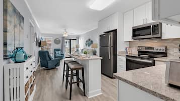Condo com design assinado, 2 quartos, para não fumantes, vista parcial para o oceano | Cozinha privada | Geladeira, micro-ondas, fogão, cooktop