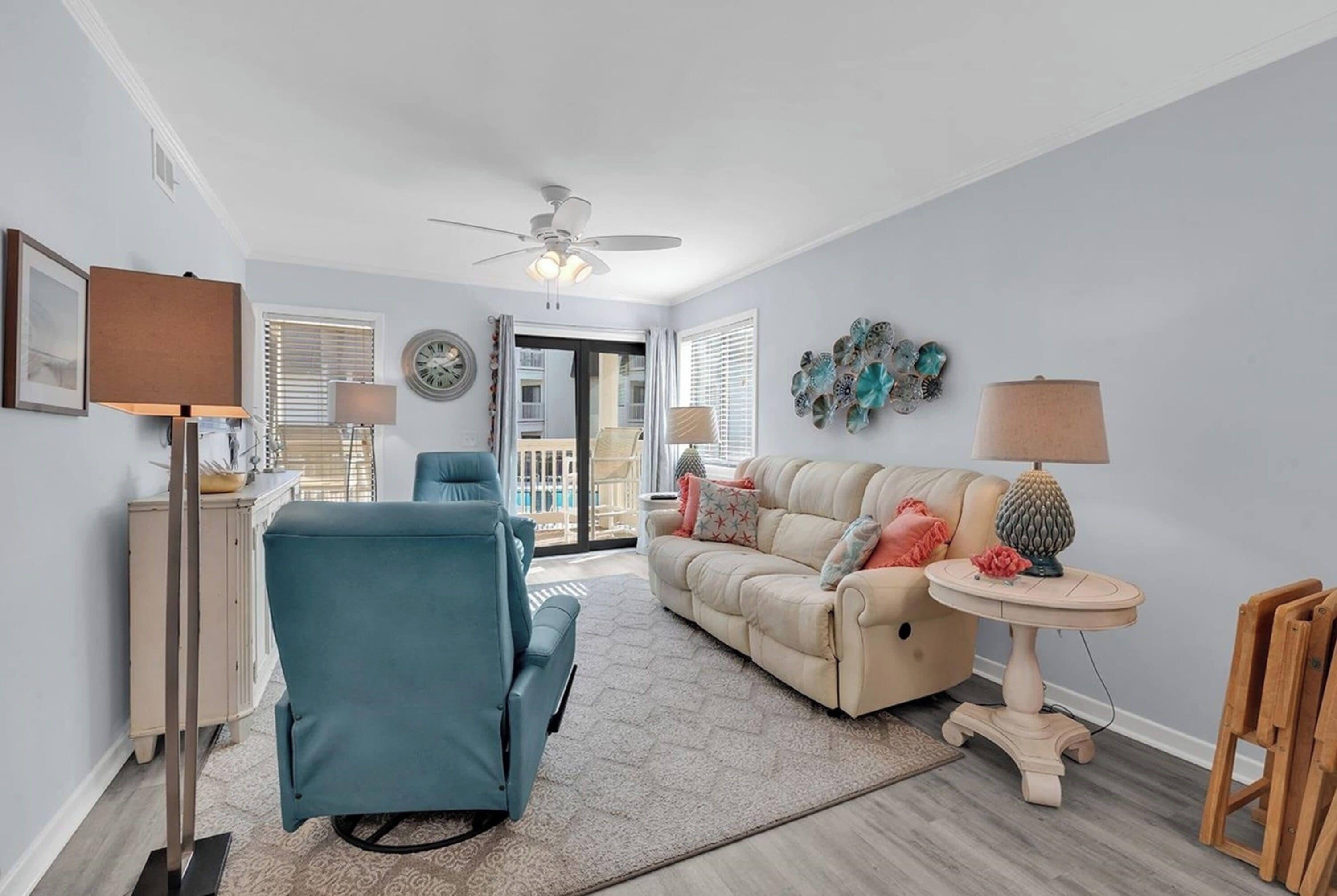 Condo com design assinado, 2 quartos, para não fumantes, vista parcial para o oceano | Sala de estar | TV de tela plana 40 polegadas com canais a cabo, TV