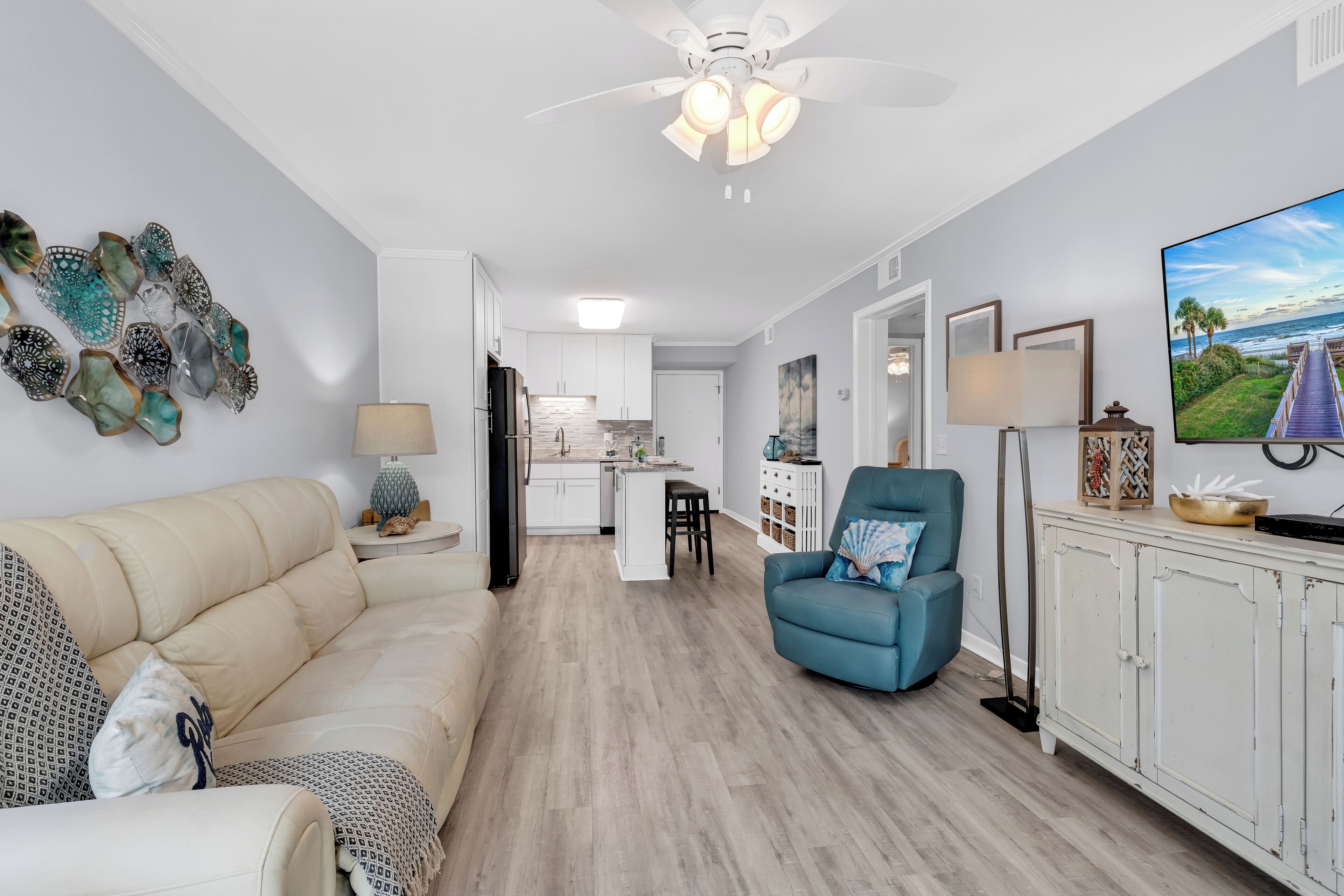 Condo com design assinado, 2 quartos, para não fumantes, vista parcial para o oceano | Sala de estar | TV de tela plana 40 polegadas com canais a cabo, TV