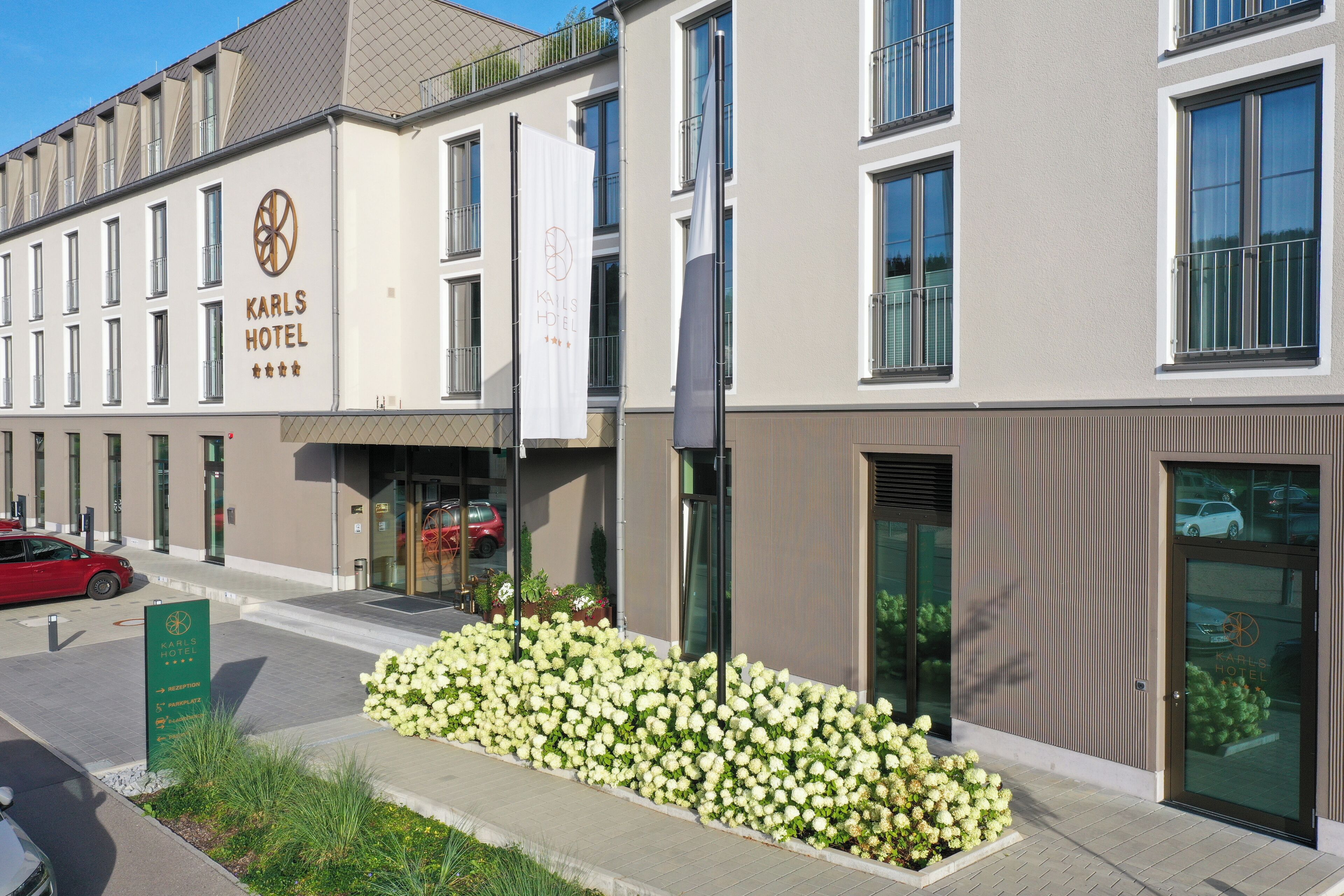 Um hotel moderno com uma placa indicando "Karls Hotel".