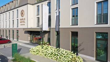 Um hotel moderno com uma placa indicando "Karls Hotel".