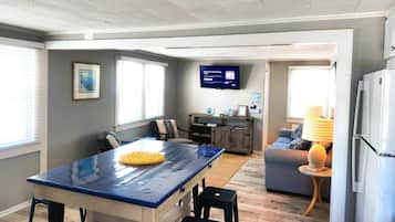 Quarto Quádruplo Premium | Sala de estar | Televisor de ecrã plano de 1 polegadas com canais por cabo, televisor