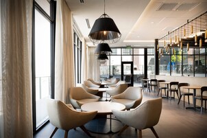 Com vista para a piscina, aberto diariamente 