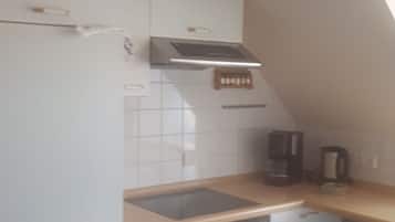 Apartamento | Cozinha privada | Uma cafeteira/bule, uma chaleira elétrica