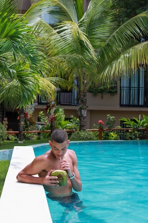 Piscina externa, funciona das 10h às 20h30, espreguiçadeiras