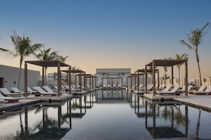 Piscina exterior, espreguiçadeiras