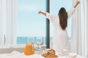 Suíte júnior, sacada, vista para o mar | Cofres nos quartos, individualmente decorados