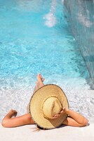 Piscina externa sazonal, espreguiçadeiras