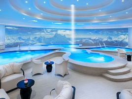 7 piscinas externas, funciona das 9h às 16h, barracas, guarda-sóis