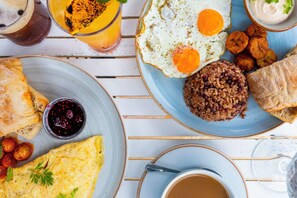 Pequeno-almoço completo diário (12 USD por pessoa) 