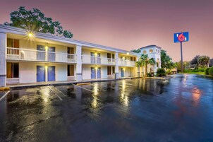 Fachada do alojamento (tarde/noite)
