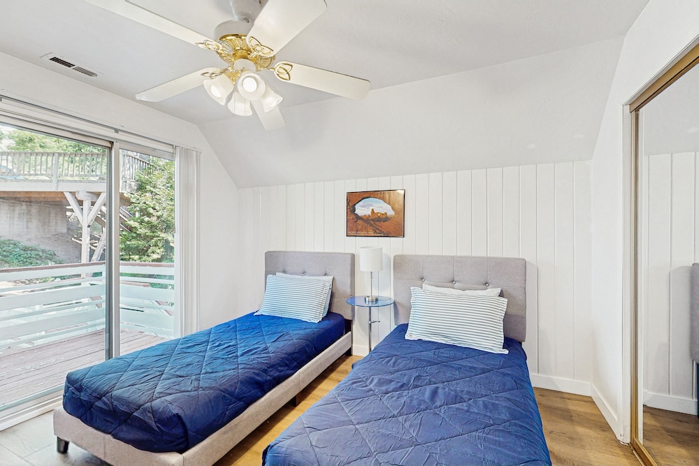 Dog-friendly Home With Lake Access - Fireplace, Decks, Fire Table & Gas Grill - Lake Arrowhead, CA