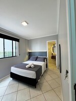 Quarto casal luxo | Frigobar, Wi-Fi de cortesia, roupa de cama