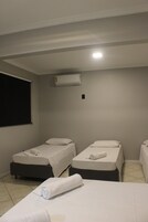 Quarto Familiar | Minibar, Wi-fi grátis, roupa de cama fornecida 