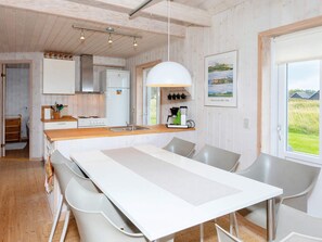 Casa | Cozinha privada | Uma cadeira de bebé 