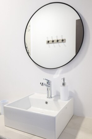 Suite With Balcony | Banheiro | Chuveiro, secador de cabelo