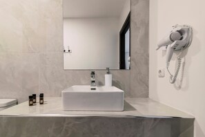 Suite With Pool View | Banheiro | Chuveiro, secador de cabelo