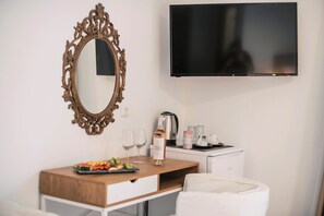 Suite With Pool View | Individualmente decorados, individualmente mobiliados, escrivaninha