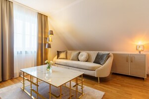 Suite Signature | Sala de estar | TV de ecrã plano, escritórios 